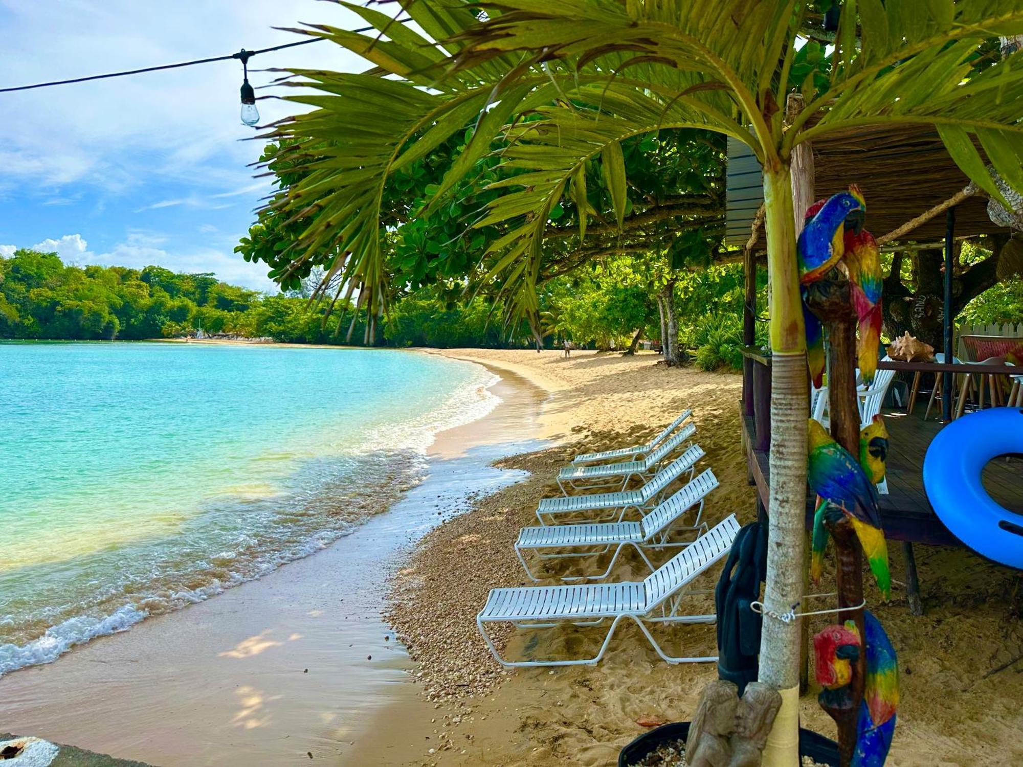 SAND AND TAN BEACH HOTEL ::: OCHO RIOS, JAMAICA ::: COMPARE HOTEL RATES